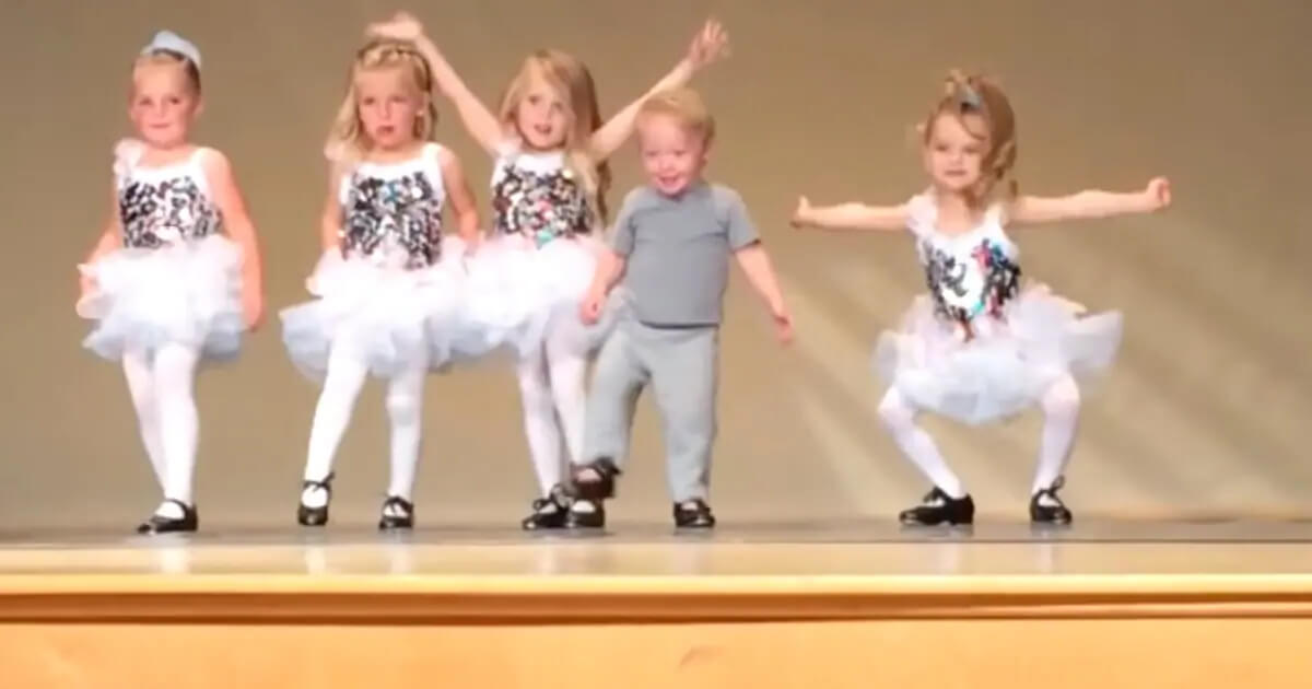 The Toddler Becomes The Star Of A Recital Even With The Wrong Moves ...